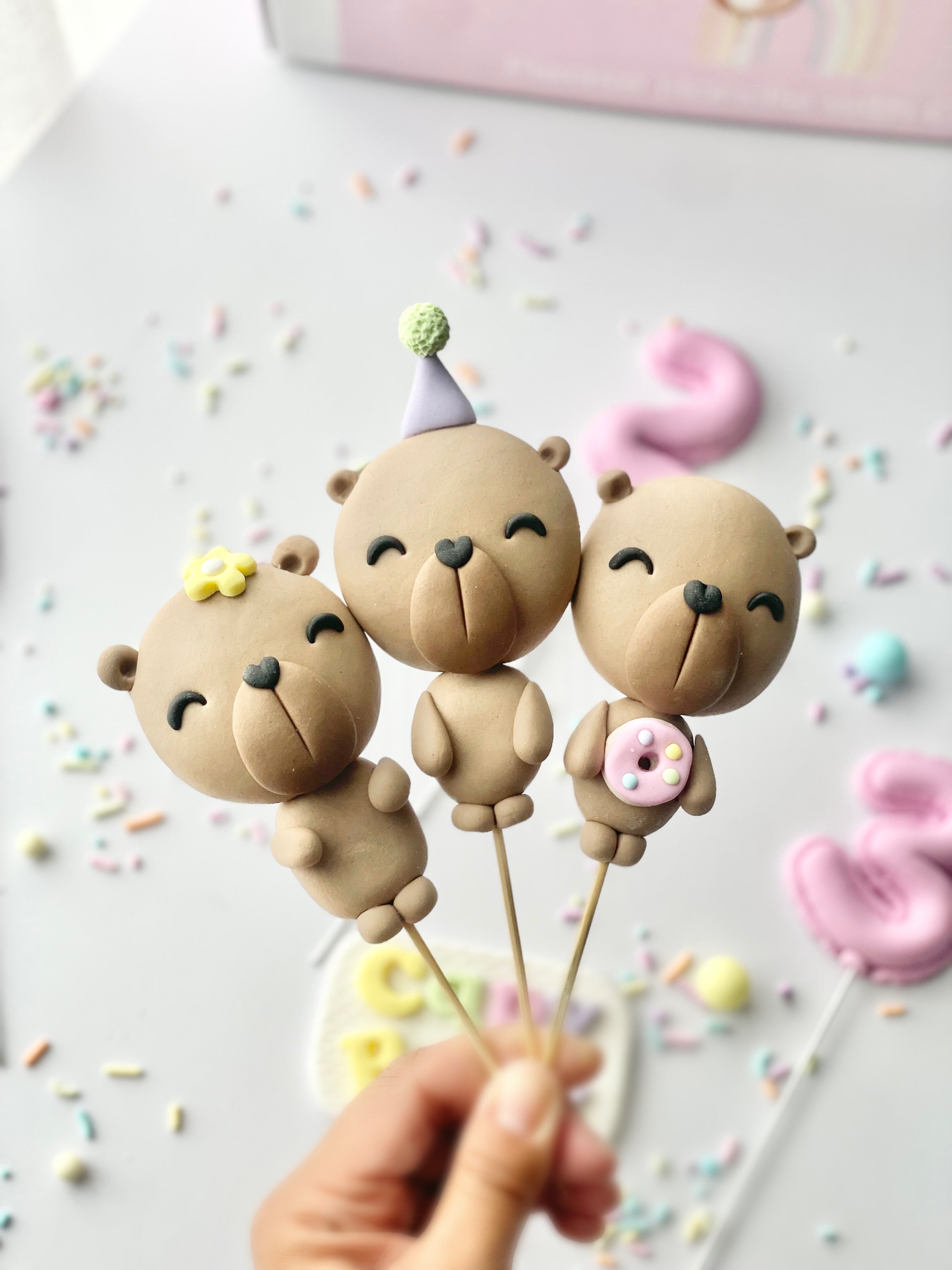 Capybara Flapper (Flat Topper) fondant cake topper | Hello Cakers